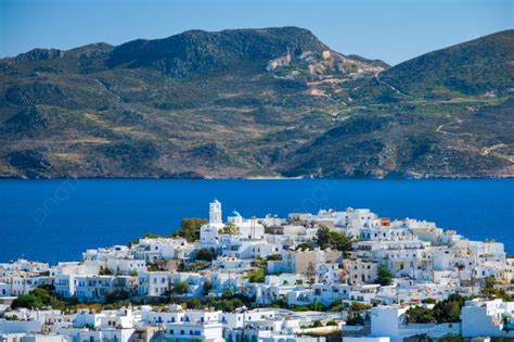 전통적인 그리스 정교회와 흰색 페인트로 칠해진 집과 바다 해안 밀로스 섬이 있는 플라카 마을의 전망 사진 배경 및 무료 다운로드를위한 그림 Pngtree