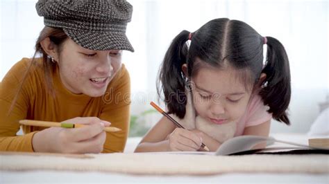 Hermanos Dibujando En Papel Juntos En La Cama Hermana Mayor Y Adorable