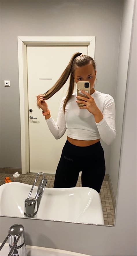 Women Bathroom Selfies