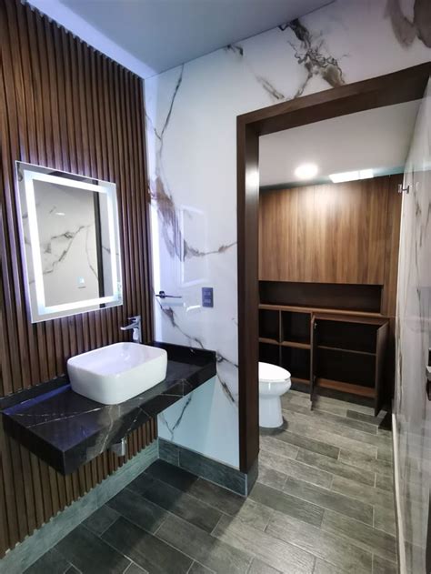 Modern Bathroom With Black Marble Countertop Revestimiento Interior