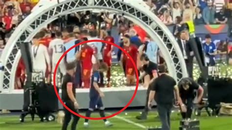 Video Snimka Koja Slama Srce Španjolci Slave A Pogledajte što Radi Modrić U Pozadini