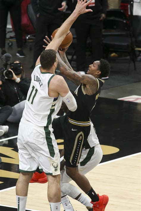 Hawks Tie Series With Bucks After Antetokounmpo Exits Injured Daily Sabah