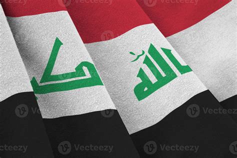 Bandera De Irak Con Grandes Pliegues Ondeando De Cerca Bajo La Luz Del