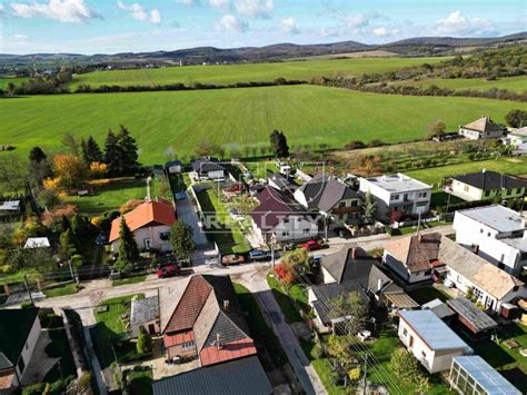Top Reality Na Predaj SlneČnÝ RovinatÝ Pozemok 700 M2 V Obci