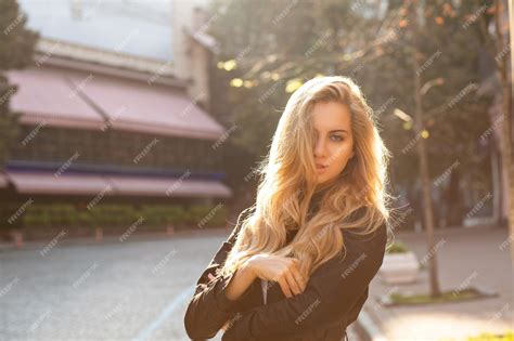 Premium Photo Lifestyle Portrait Of Seductive Blonde Girl Walking In