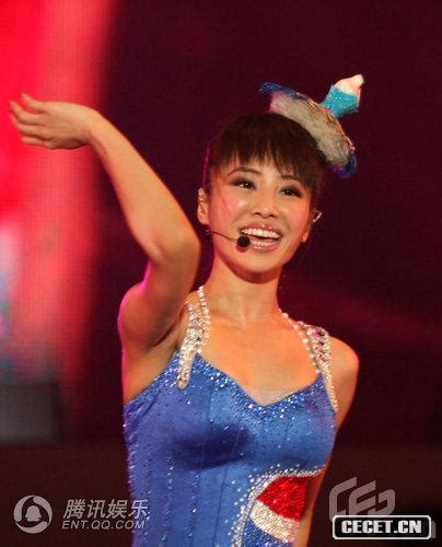 蔡依林厦门开演唱会 秀体操吊环空中倒立 中国娱乐资讯网cecetcn