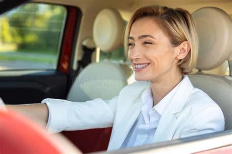 Mujer Con Traje De Estilo Oficial Manteniendo El Volante En El Coche