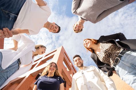 Únete A Nuestra Comunidad De Más De 50000 Graduados Te Mantendremos