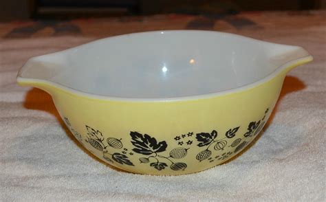Vintage Pyrex Yellow Black Gooseberry Cinderalla Mixing Bowl 442 1 1 2 Qt 1732864214