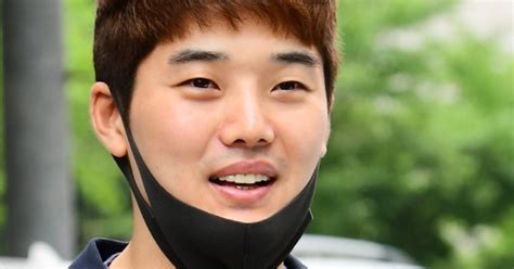 권혁수 미소 살짝