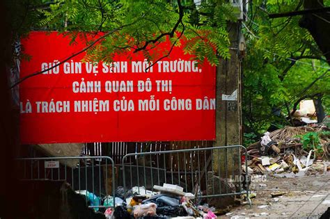 Muỗi Dày đặc đốt đỏ Tay Người Dân Sống ở Con Mương ô Nhiễm Bậc Nhất Thủ đô