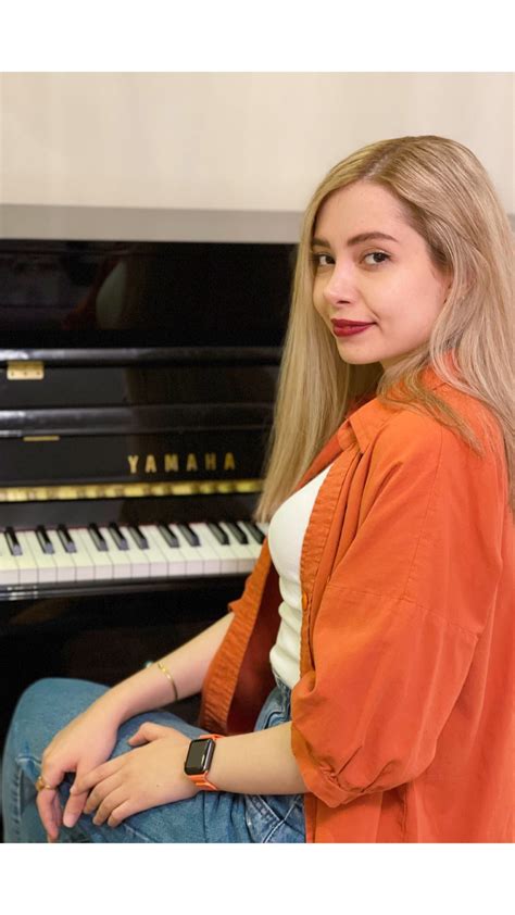 ‎پانیذ پناهنده مدرس پیانو‎ ‎بی تو می میرم همه بود ونبود بیا پر کن منو ای خورشید دل سرد 🤍