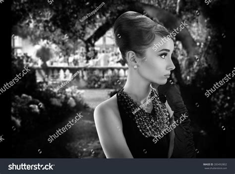 Audrey Hepburn Black And White Wallpaper