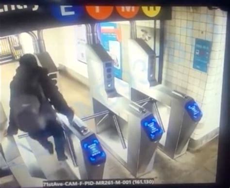 Nueva York Quiso Saltar El Molinete Del Subte Se Partió El Cuello Y Murió