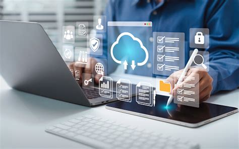 컴퓨터를 사용하여 클라우드 서비스를 제공하는 사업가 문서 관리 및 디지털 파일 저장 및 전송 문서 공유 및 파일 액세스 데이터