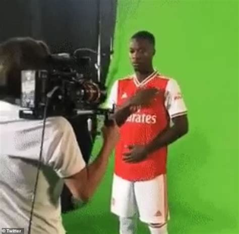 အာဆင်နယ်အကျင်္ ီဝတ်ဆင်ထားသည့် ပေပေ၏ဗီဒီယိုဖိုင် အွန်လိုင်းတွင်ထွက်ပေ