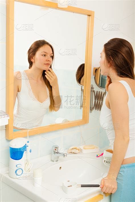 彩妆女人浴室垂直画幅拉美人和西班牙裔人家庭生活早晨纯净健康青年人