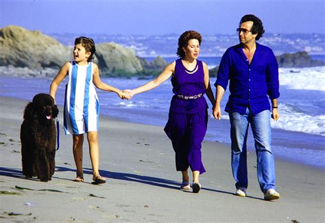 Herb Alpert His Wife Lani And Daughter Aria Stroll On The Beach Foto Jornalística Getty