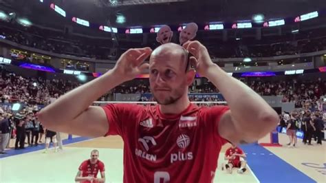 Bartosz Kurek Z Kurkami Na Głowie Niezwykły Prezent Dla Polskiego Siatkarza Wideo