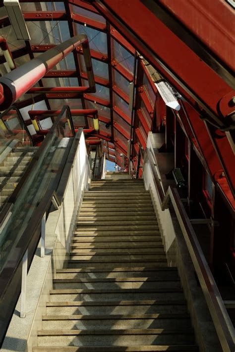 가벼운 건물 건축 계단 공공 장소 구조 그림자 금속 구조 기하학적 낮은 각도 대중교통 대칭 도시 도시 디자인 도시의 디자인 메탈릭 목적지