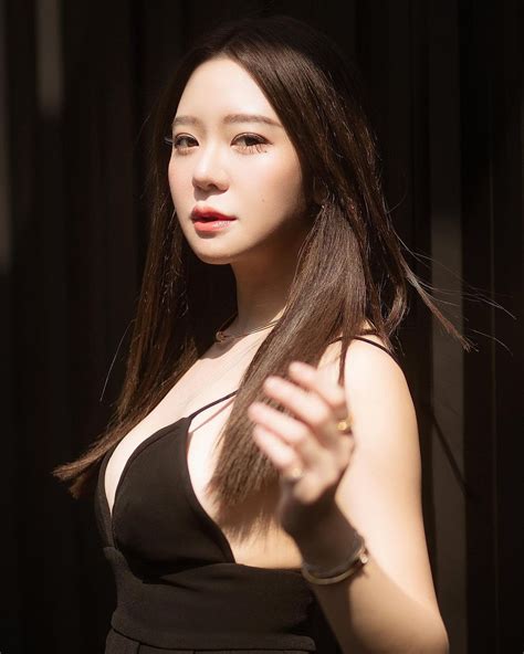 มายด์ ณภศศิ กับชุดซีทรูลูกไม้ แหวกลึกเกือบถึงสะดือ อวดอึ๋มทะลัก แซ่บซู้ดปาก