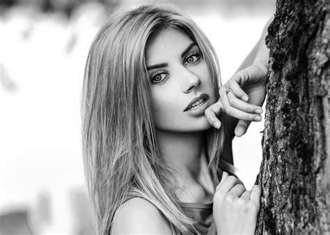 Urocza Blondynka Oparta O Drzewo