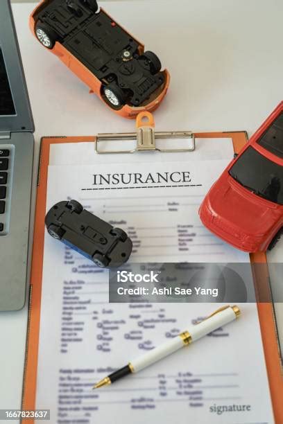 Komputer Laptop Dan Model Mobil Dengan Dokumen Kontrak Asuransi Di Atas Meja Konsep Asuransi