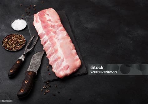 검은 돌 배경에 보드와 빈티지 고기 포크와 칼을도 마에 신선한 원료 돼지 갈비뼈 소금 후추 텍스트를 위한 공간 고기에 대한 스톡 사진 및 기타 이미지 Istock