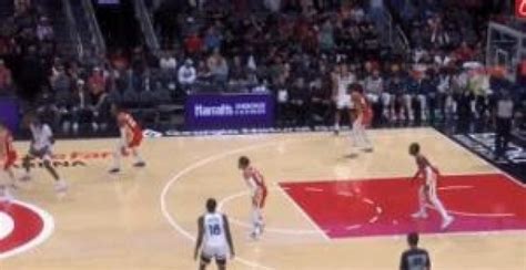 乔丹行为！爱德华兹直杀内线欲扣篮 空中决定大拉杆上反篮腾讯新闻