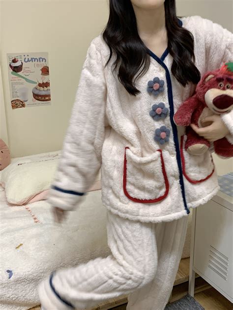 큐트 플라워 잠옷 Set 도톰 가을 겨울 배색 포켓 포인트 꽃 자수 플리스 후리스 양털 수면 잠옷 단추 여밈 탑밴딩 롱 와이드 하이 웨스트 바지 팬츠 세트 셋업 투피스