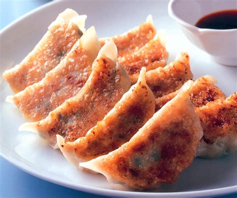 基本の『焼き餃子』。人気レシピを特別公開【累計519万部ベストセラー本から】 とりあえずこの料理さえ作れれば オレンジページnet