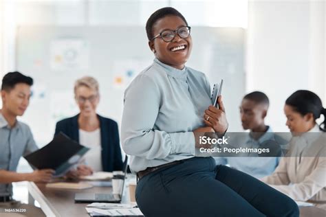 리더 Ceo 및 관리자는 마케팅 및 광고 사무실에서 팀 개발 계획 및 리더십에 만족합니다 훈련에서 작업 그룹과의 비즈니스 회의에서 미소를 짓는 흑인 여성의 초상화 업무