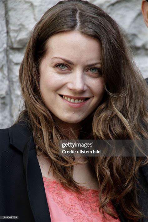 Schauspielerin Alice Dwyer Bei Einem Fototermin Am Set Des Sat1 News