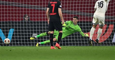 Zwei Elfer Und Ein Eigentor Leverkusen Nach 22 Im Finale