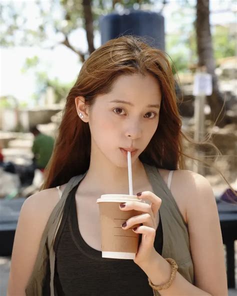 Potret Cantik Ouyang Nana Saat Di Bali Makin Jegeg Pose Di Pantai