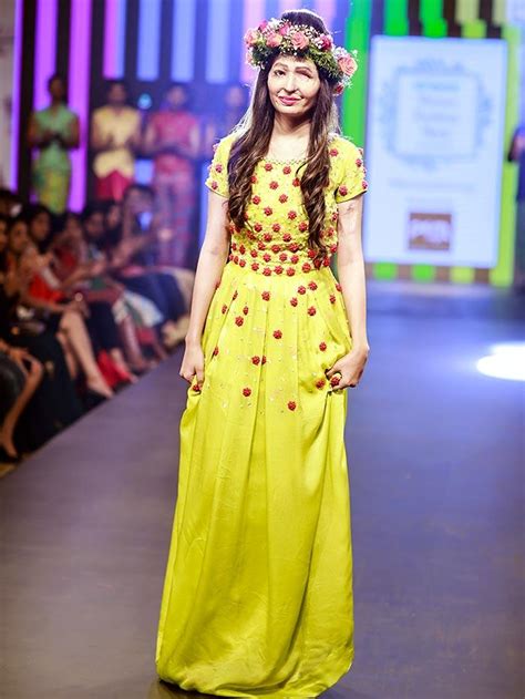 Acid Attack Survivor Reshma Qureshi Stuns On The Ramp Get Ahead