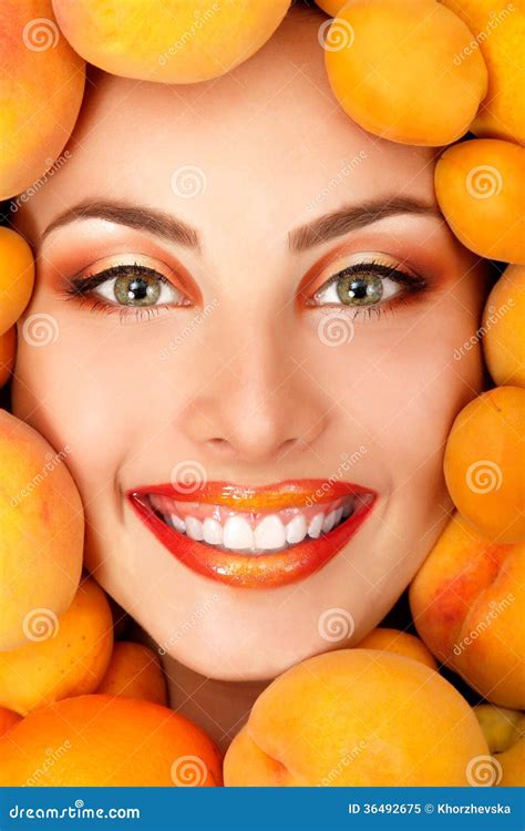 De Zomerportret Van Jonge Healty Glimlachende Aantrekkelijke Vrouw Met Ri Stock Afbeelding