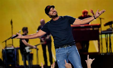 Luke Bryan Announces 2018 North American Farm Tour Dates