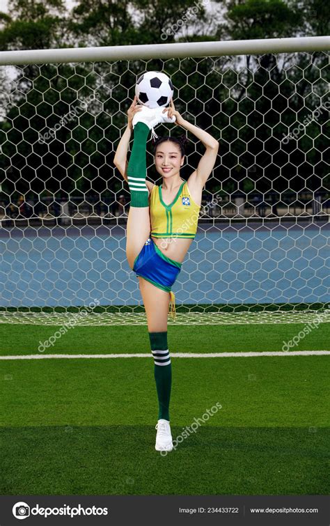 2018 2018 Fifa のワールド カップの応援に肖像写真のポーズ 歳中国曲芸師劉登は彼女の体の柔軟性を示しています — ストック編集用