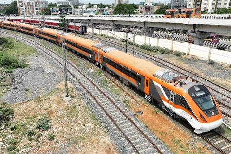 Vande Bharat Orange Colour పరుగులు తీసిన ఆరెంజ్ వందే భారత్ రైలు