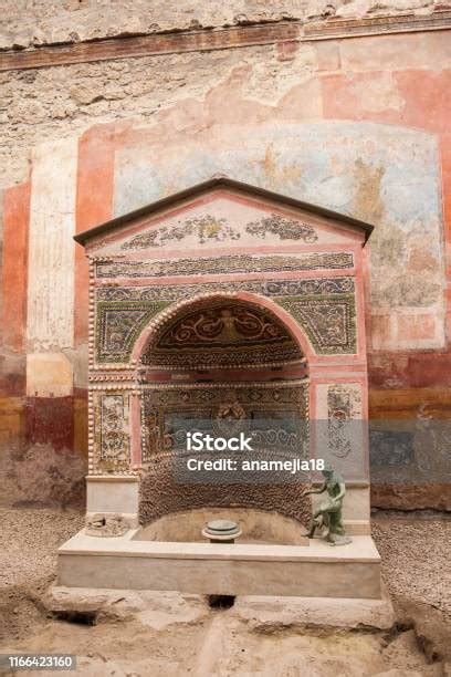 Rumah Air Mancur Kecil Di Kota Kuno Pompeii Foto Stok Unduh Gambar Sekarang Arkeologi