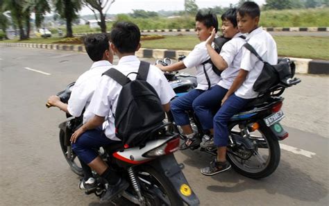 15 Aksi Cabe Cabean Bonceng Tiga Di Motor Ini Bikin Greget Banget