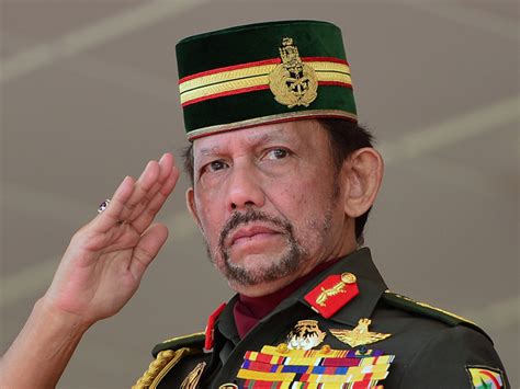 บรูไนระงับโทษ ‘ปาหินประหารคนรักเพศเดียวกัน The Momentum