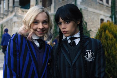 Enid Sinclair Og Wednesday Addams Fra Onsdag 4k Baggrundsbillede Download