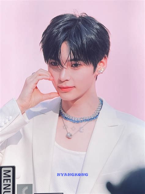 더쿠 오늘자 얼굴 ㄹㅇ 미친것 같은 스와로브스키 화이트데이 성한빈