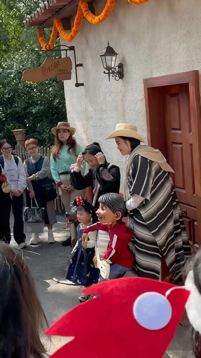 《寻梦环游记》米格，人偶很生动，眼睛嘴巴手脚都会动，尤其眼睛动的时候，我还以为是真人在里面扮演。貌似只有万圣节这几天有。 Youtube