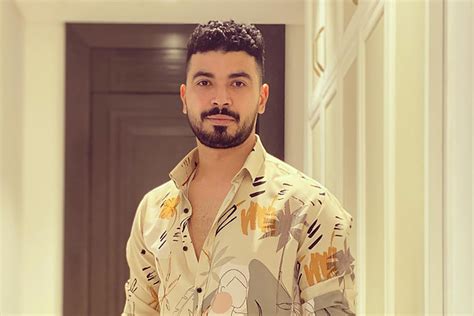 محمد أنور يروج لأحدث أعماله جوازة توكسيك مجلة سيدتي