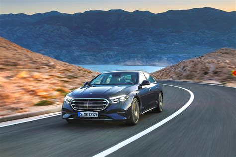 전기로만 77km 주행하이브리드 시장 새 역사 쓴 럭셔리 세단의 정체