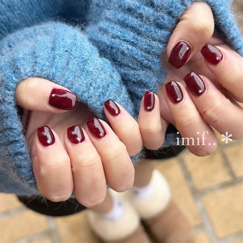 上品な赤ネイルデザイン15選！大人かわいいアクセントカラーで印象的な指先をgetしよう ネイルタウンで見つかる！最新セルフネイル＆トレンドネイルデザイン特集