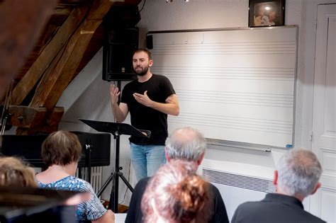 Emij Connaissez Vous Bien Vos Professeurs 💡 Dites Nous Qui Est Sur Cette Photo Son Nom Et